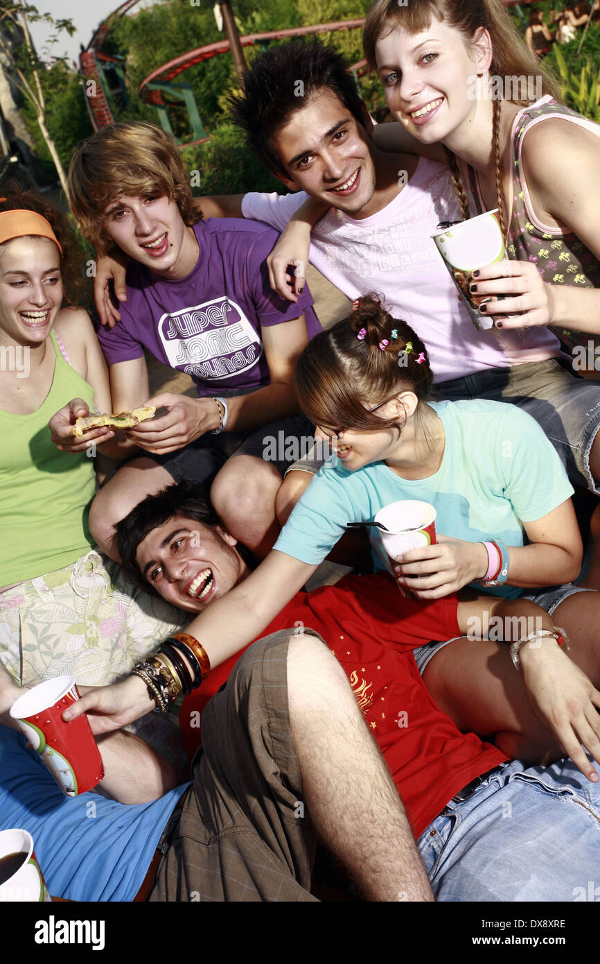 Teenagers hanging out, eating Stock Photo - Alamy