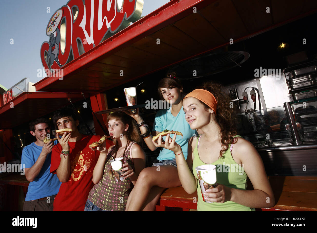 Group teens eating pizza hi-res stock photography and images - Alamy