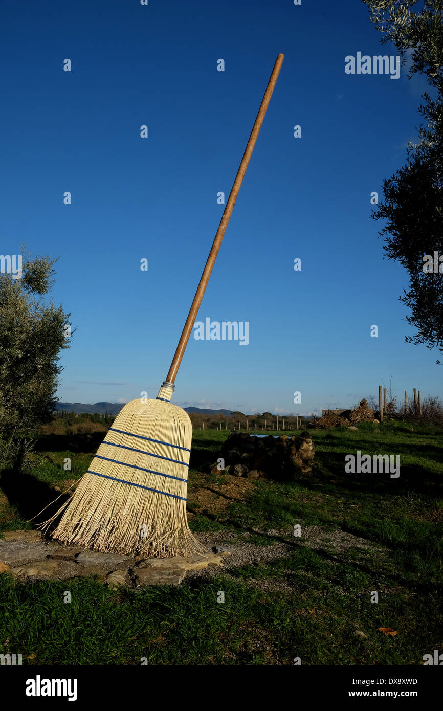 "big broom" 5m high by metal worker Massimo Turato , Siena countryside ...