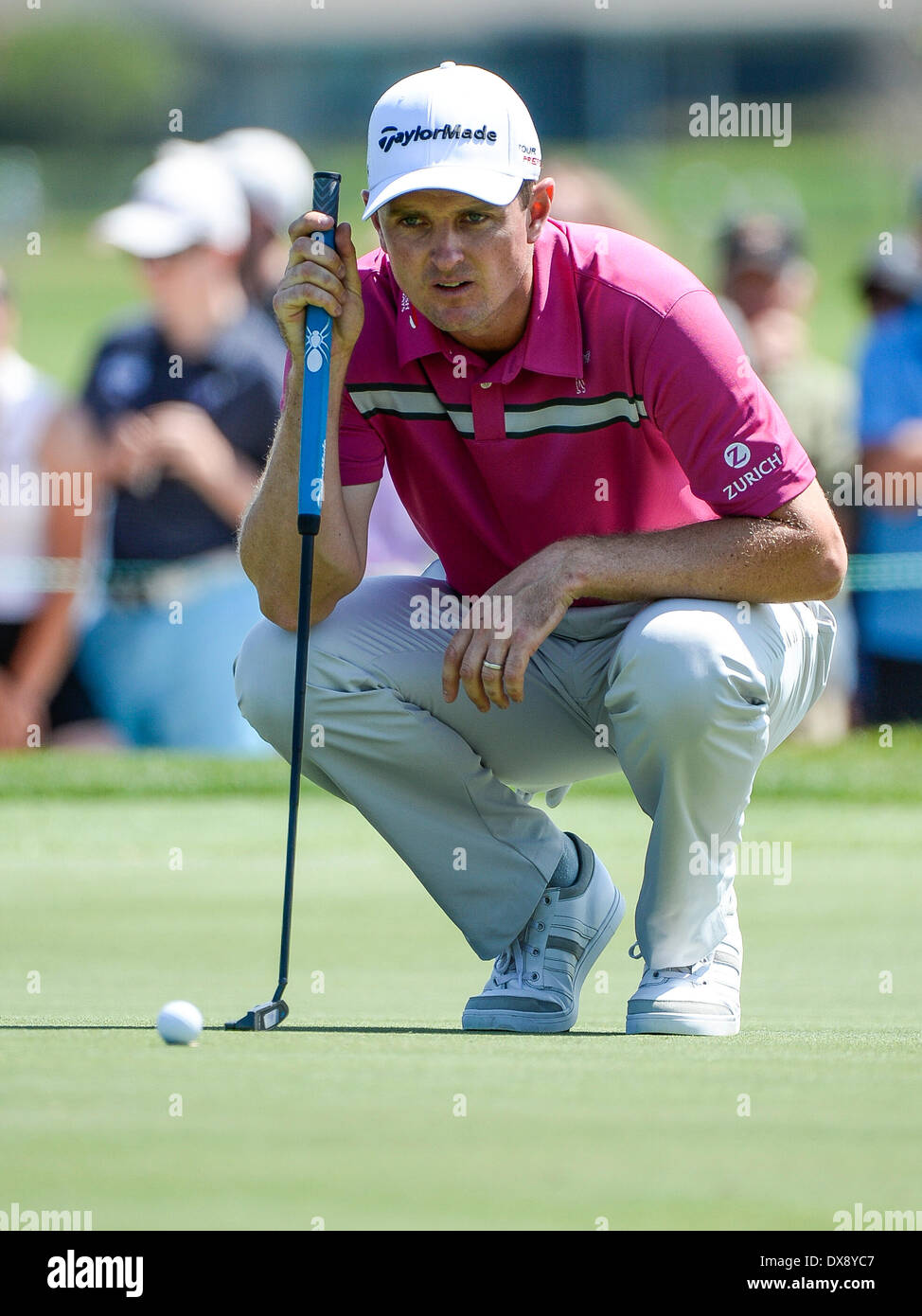 Orlando, Florida, USA. 20th March 2014. Justin Rose lines up his birdie ...