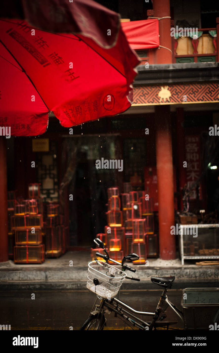 Rain falling from a parasol in a market in beijing Stock Photo - Alamy