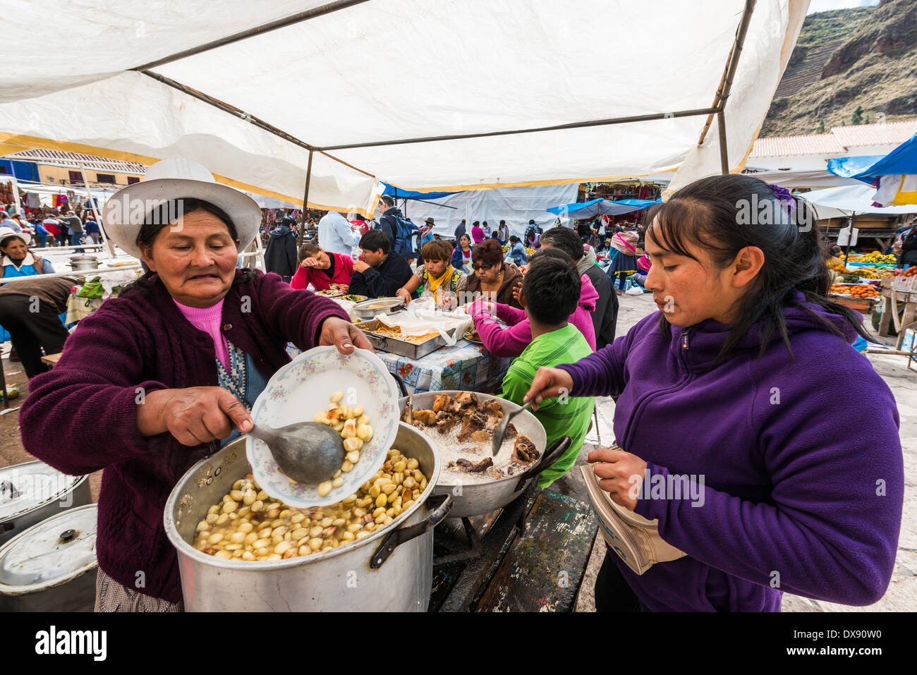 Peruvian women at the market hi-res stock photography and images - Alamy