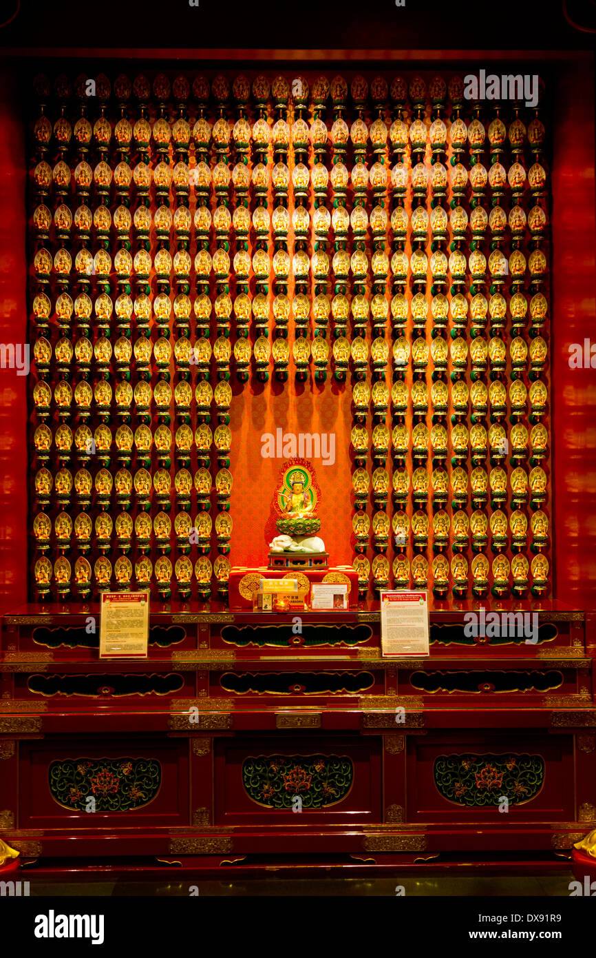 Statue in buddha tooth relic temple hi-res stock photography and images ...