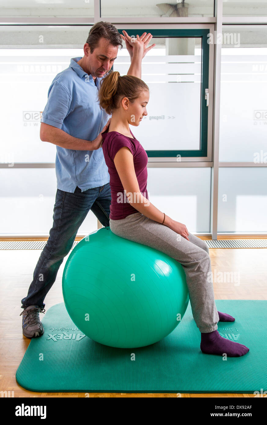 Physiotherapy practice therapist with patient stabilization exercise ...