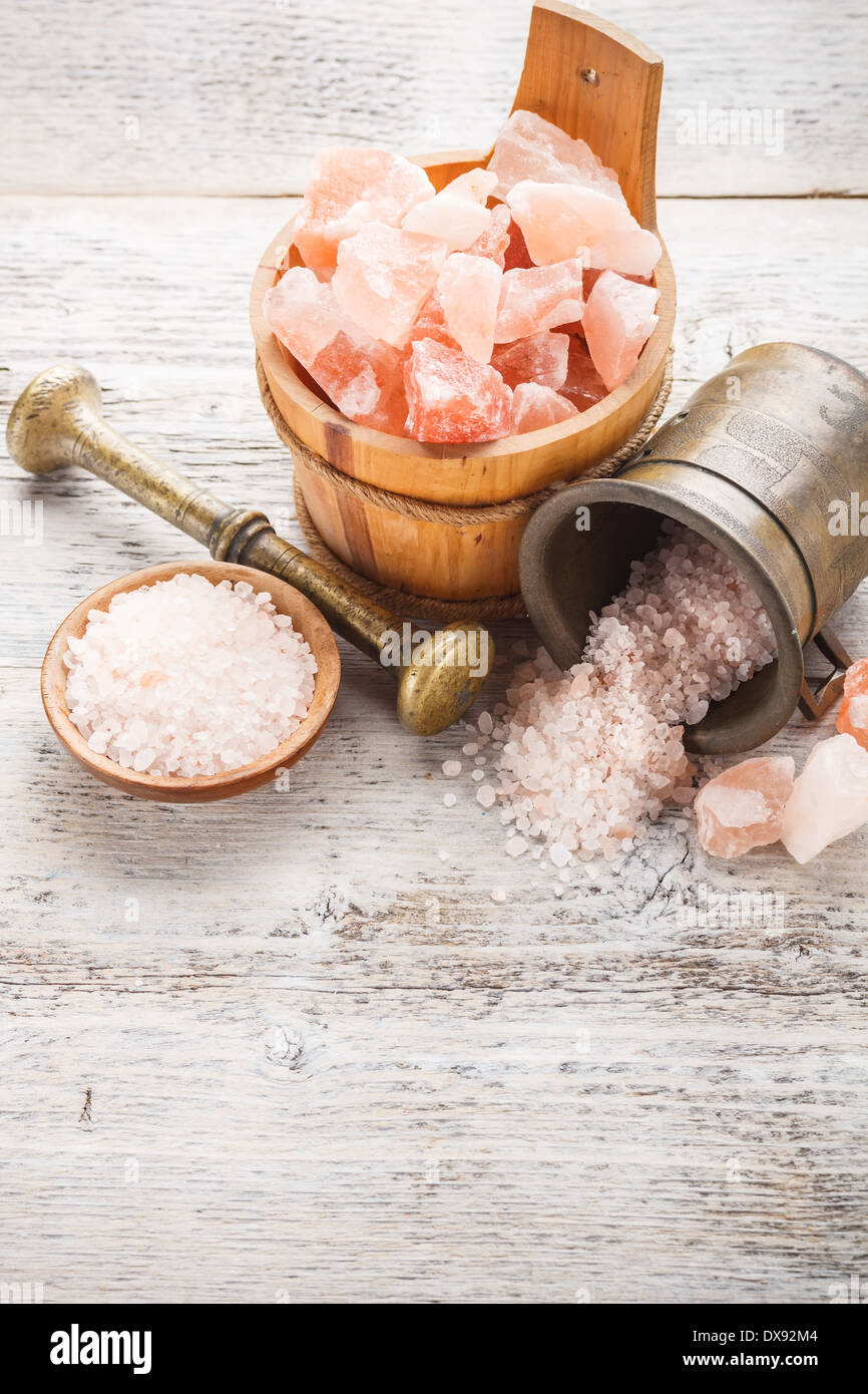 Antique mortar with himalayan pink Stock Photo - Alamy
