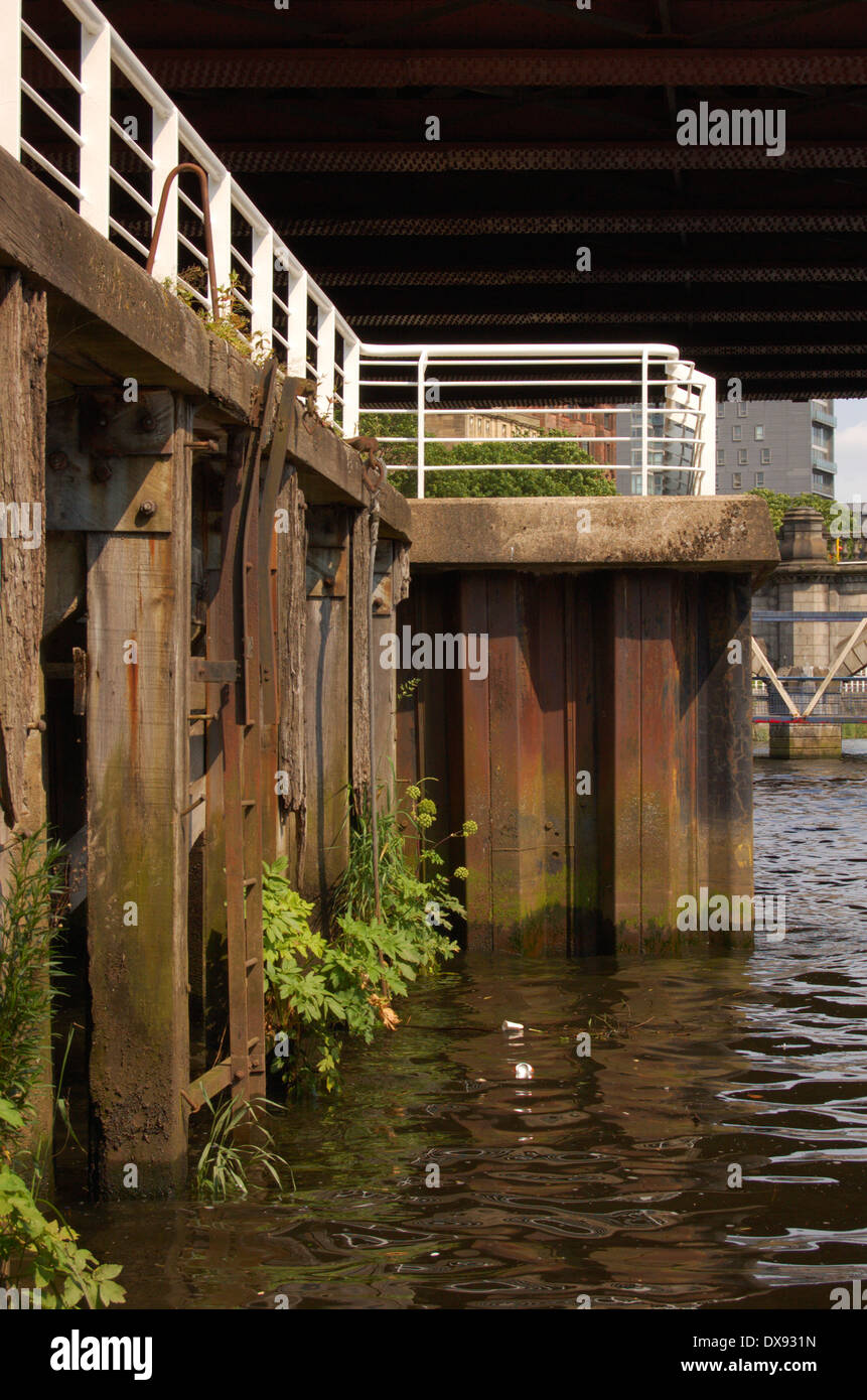 Quay wall hi-res stock photography and images - Alamy