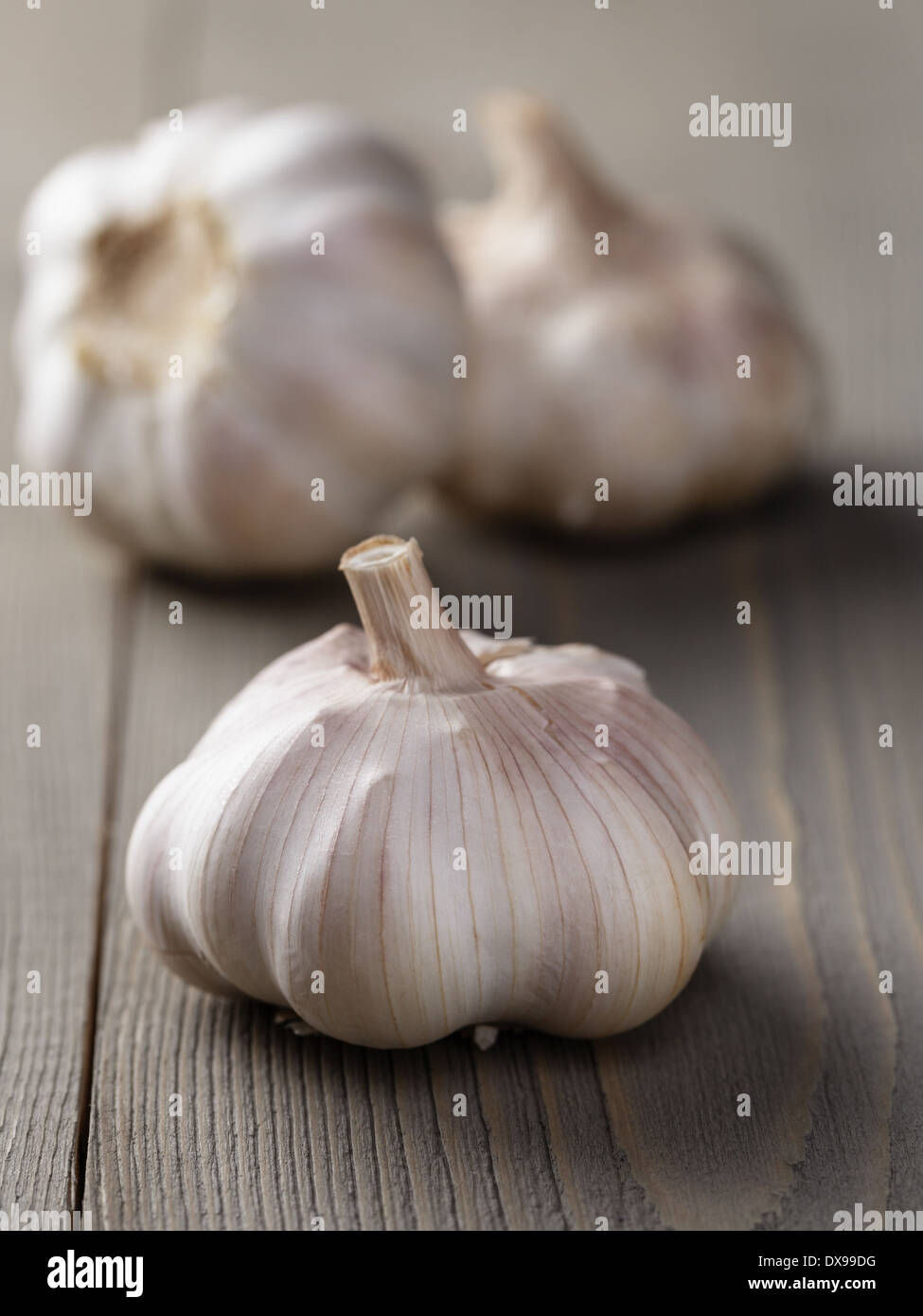whole garlic on wood table, rustic style Stock Photo - Alamy