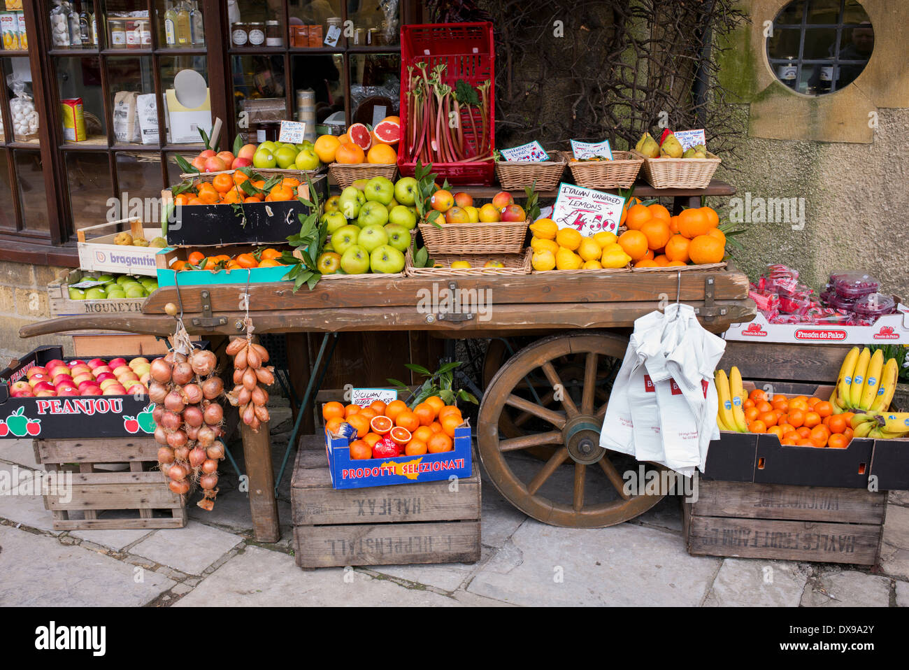 Fruit cart hi-res stock photography and images - Alamy