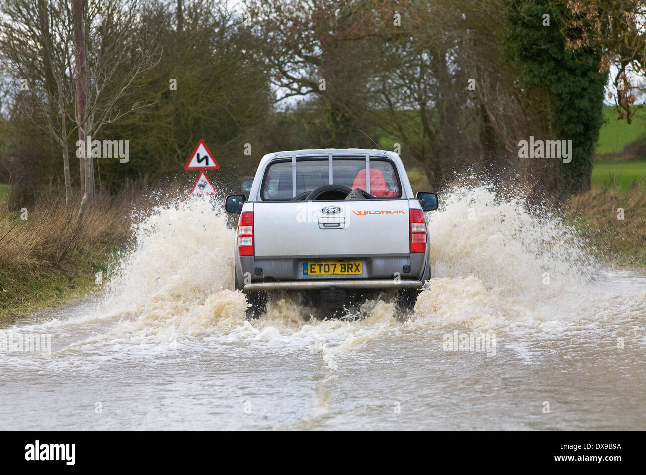 Car driving flood water hi-res stock photography and images - Alamy