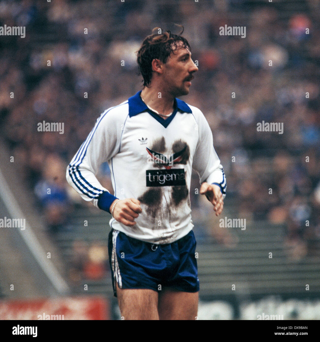 Spielszene bernd thiele s04 fussball hi-res stock photography and ...