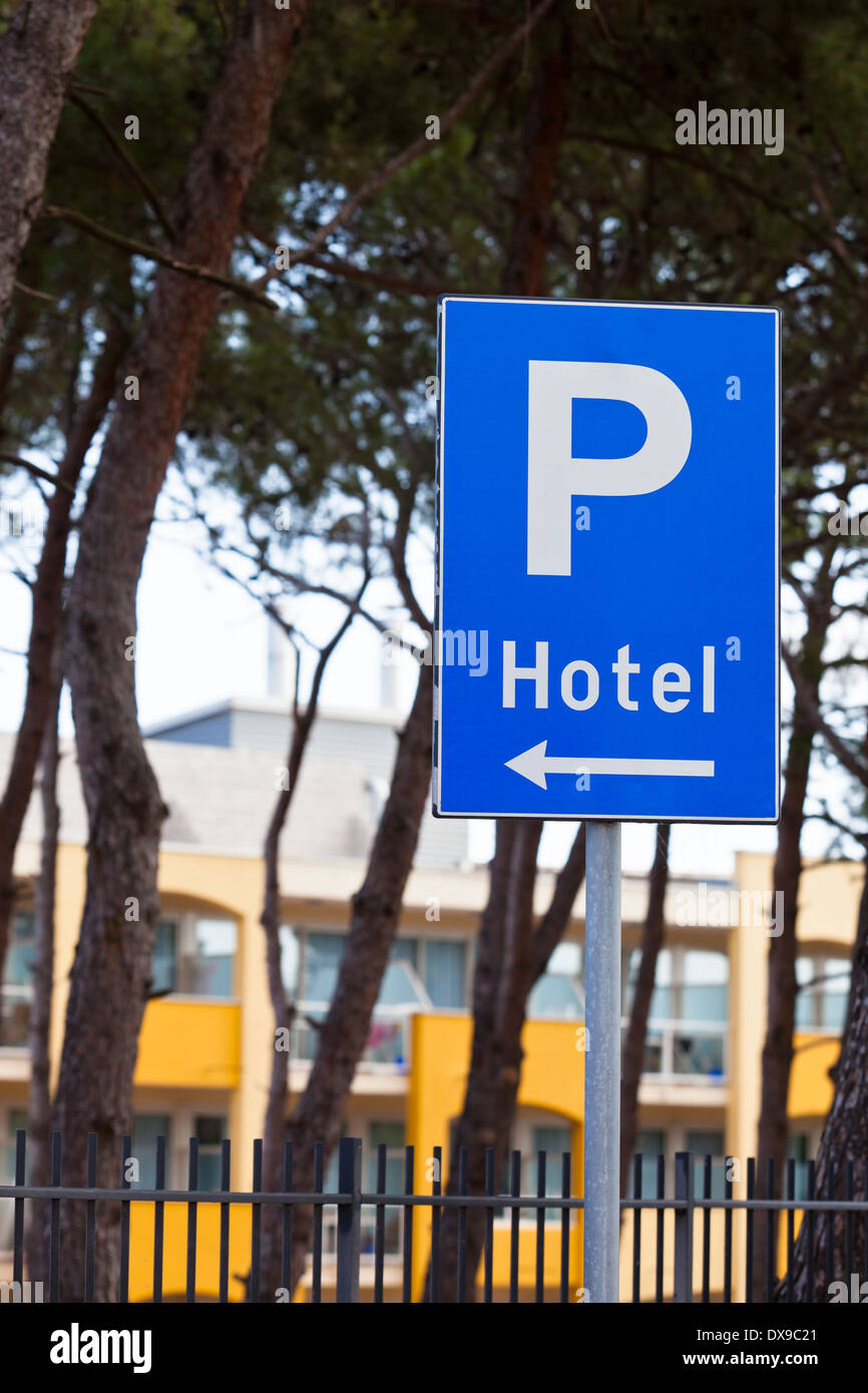 Hotel Parking Traffic Sign. Vertical shot Stock Photo - Alamy
