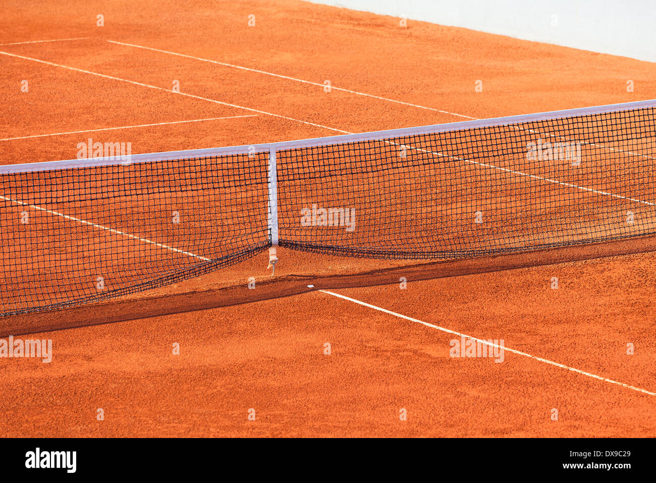 Empty Clay Tennis Court and Net. Horizontal shot Stock Photo - Alamy