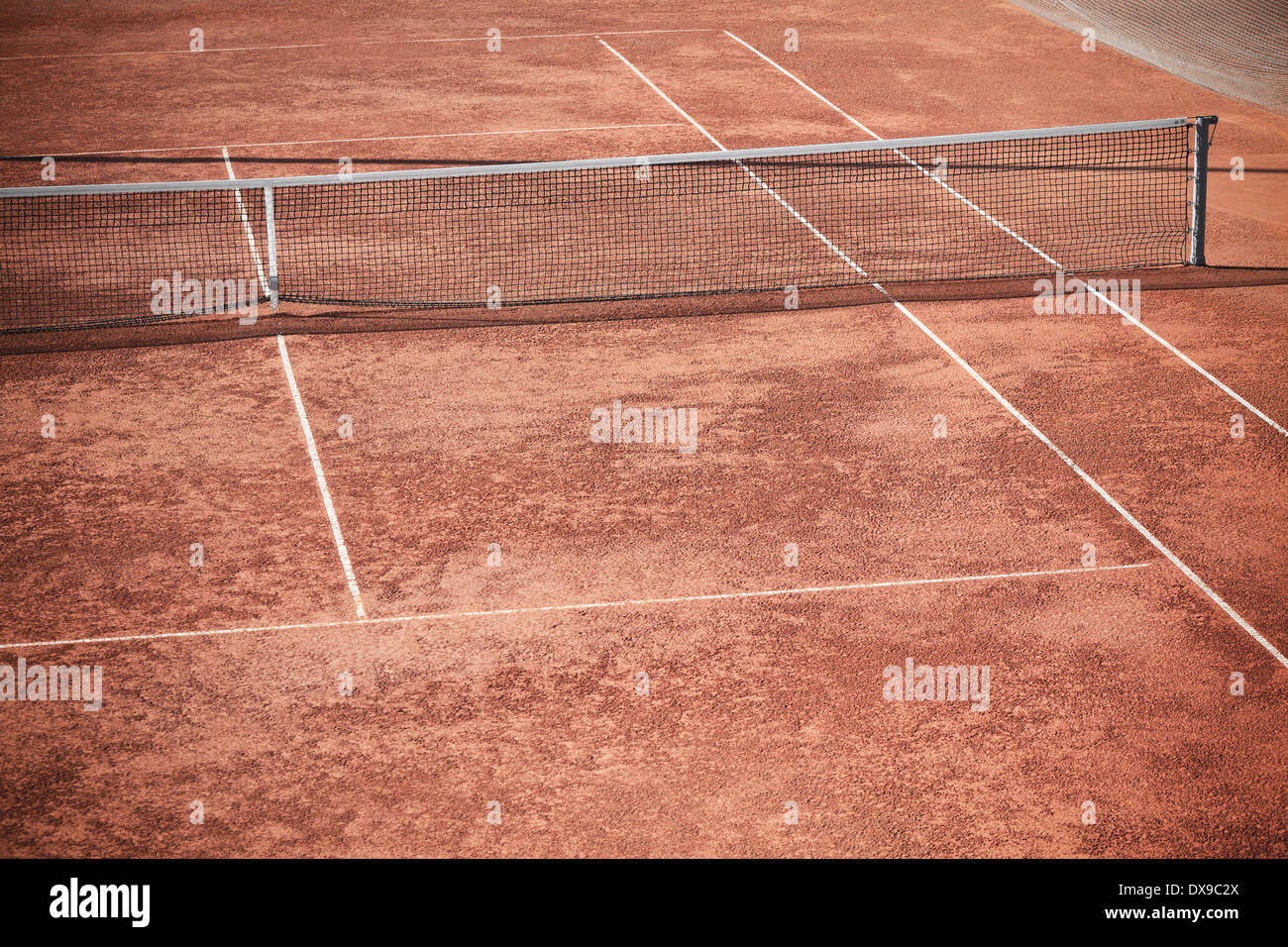 Empty Clay Tennis Court and Net. Horizontal shot Stock Photo - Alamy