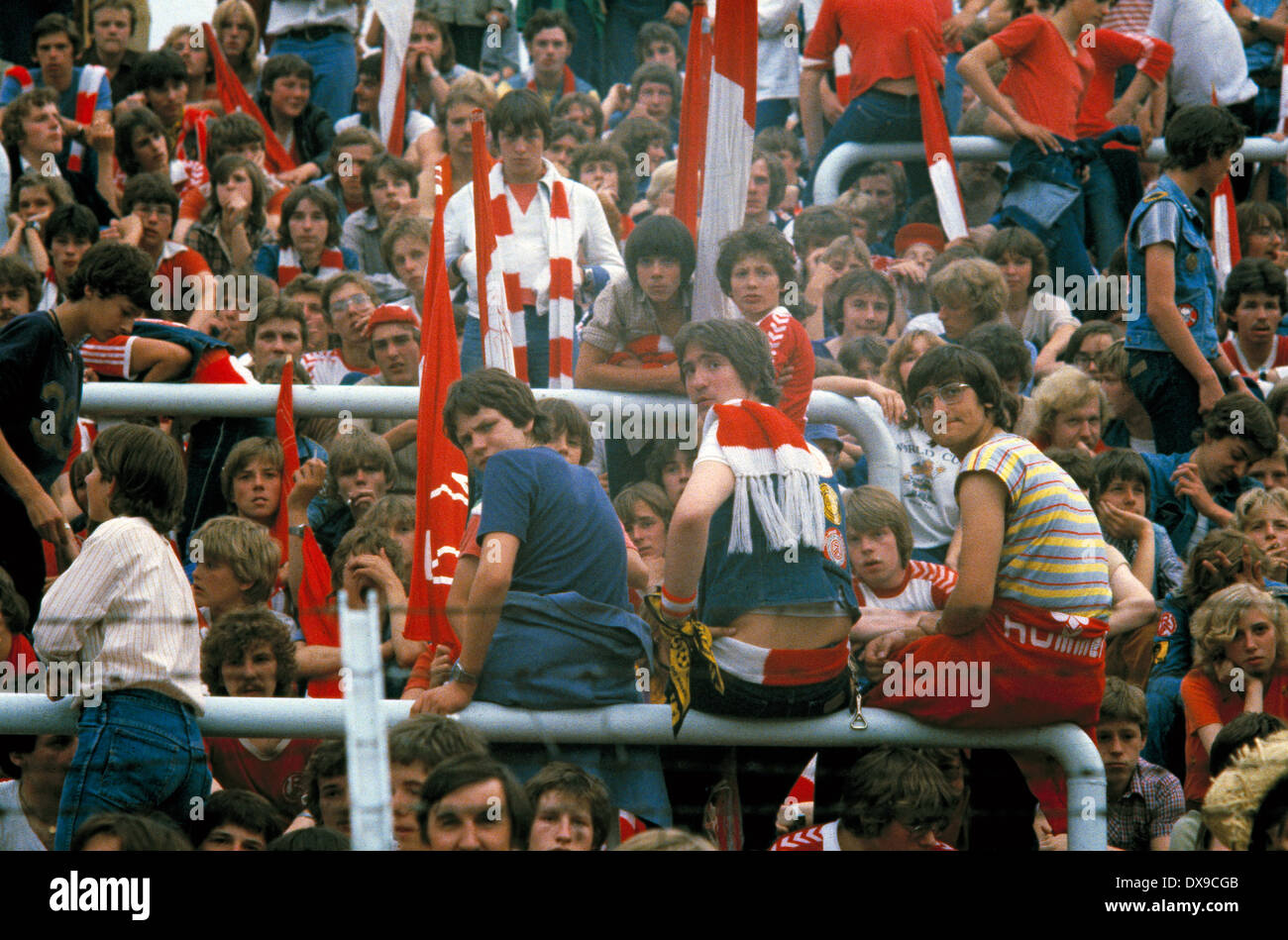 Football crowd 1970s hi-res stock photography and images - Alamy