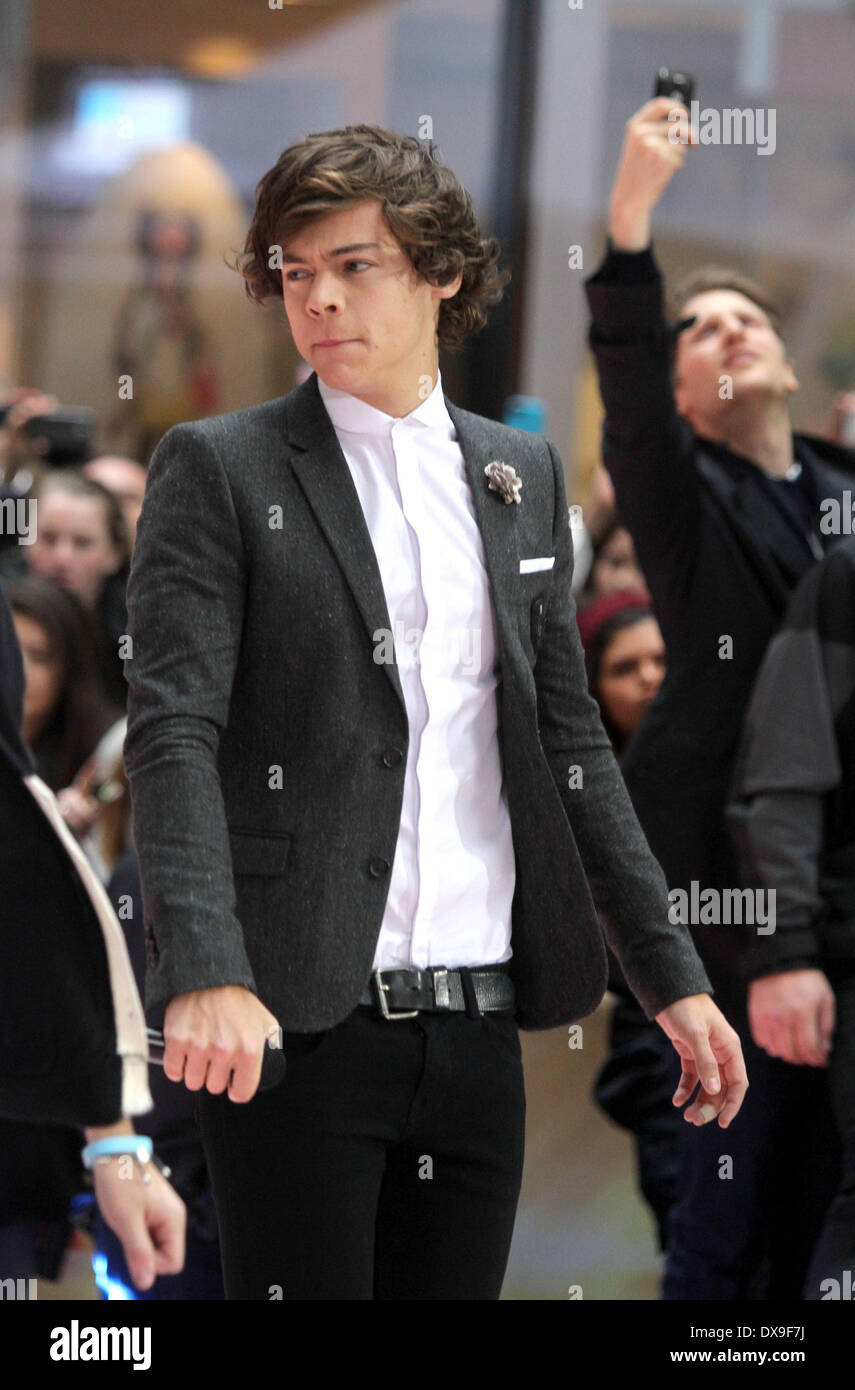 One Direction performing for the Today show at Rockefeller Plaza ...