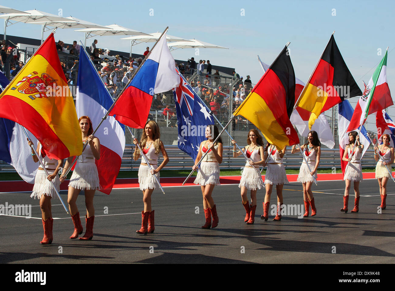 Grid girls with flags at the United States Formula One Grand Prix at ...