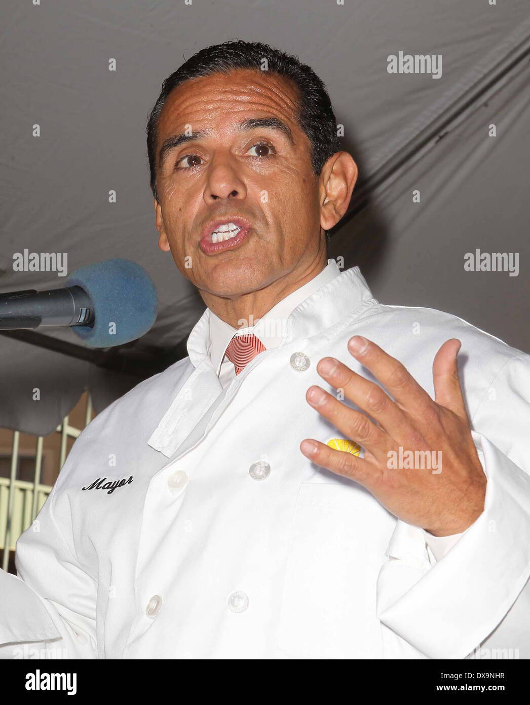 Los Angeles Mayor Antonio Villaraigosa, at the Los Angeles Mission's ...