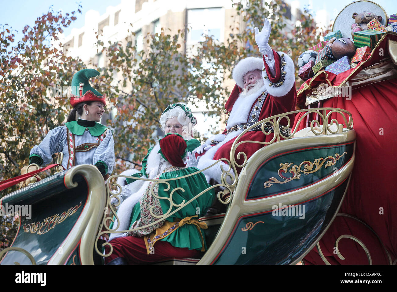Santa's Sleigh float 86th Annual Macy's Thanksgiving Day Parade ...