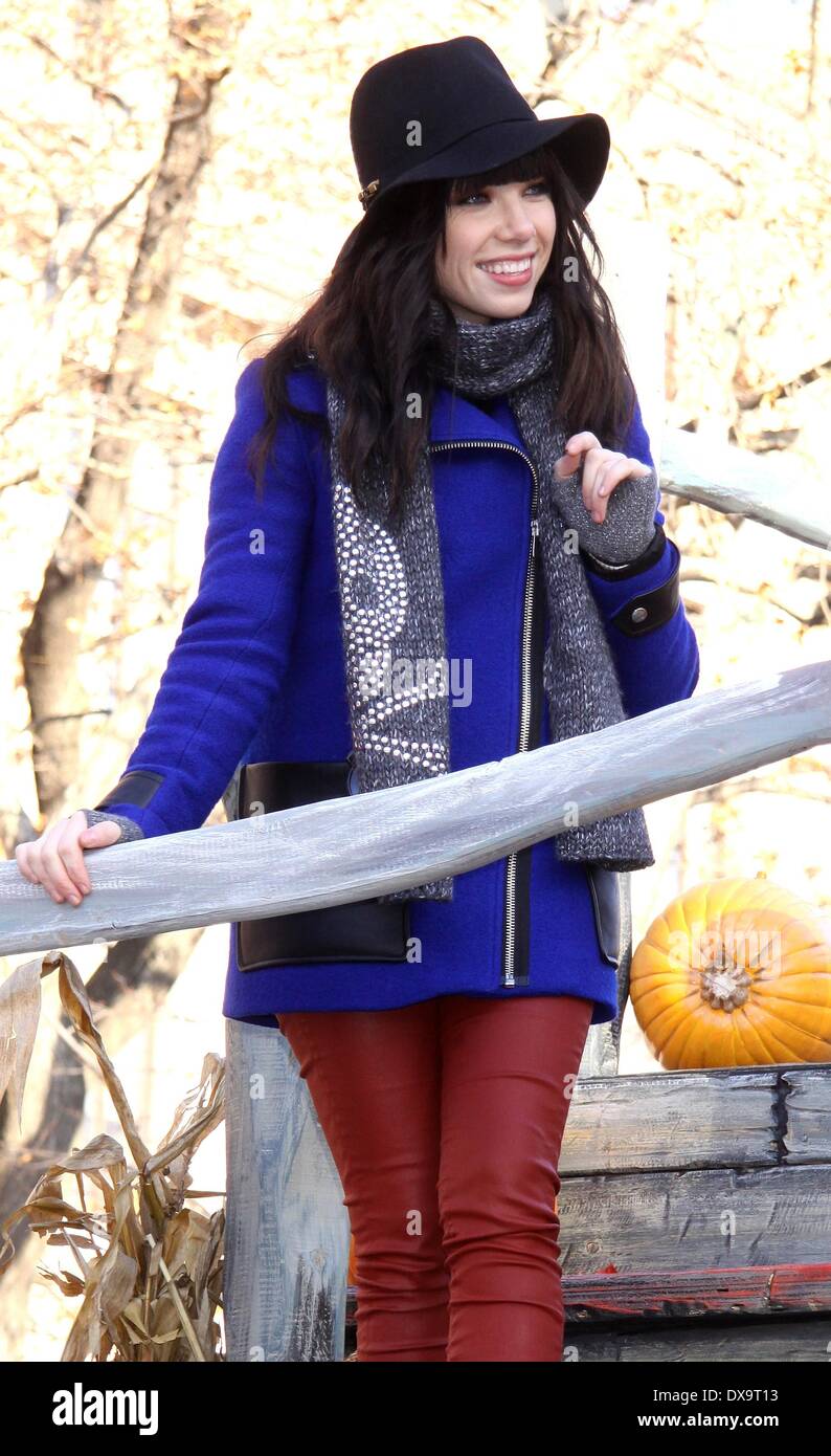 Carly Rae Jepsen 86th Annual Macy's Thanksgiving Day Parade Featuring ...