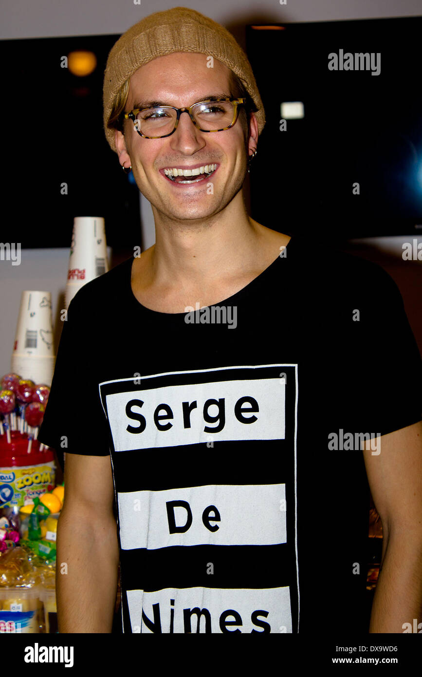 Oliver proudlock centre hi-res stock photography and images - Alamy