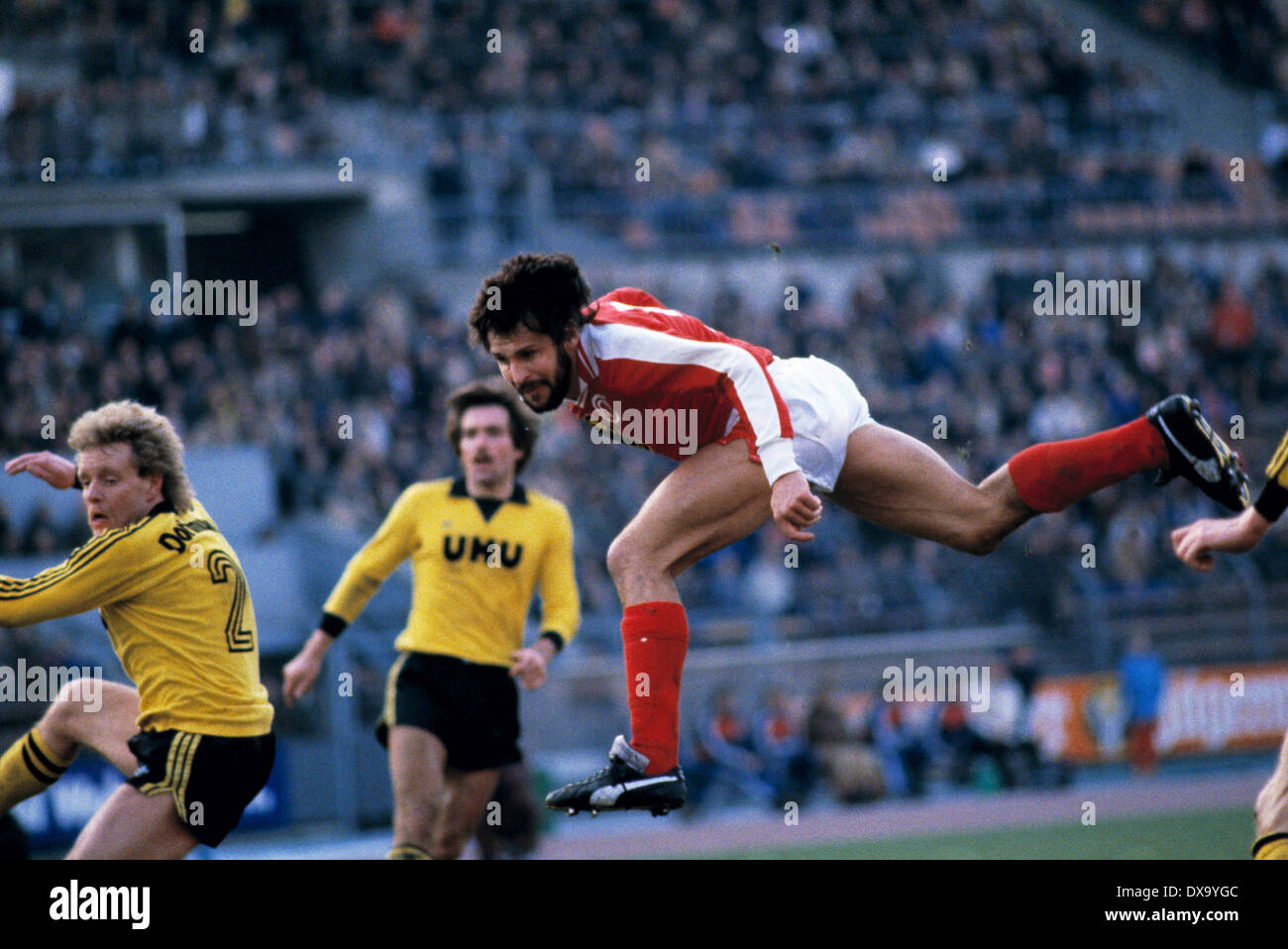 Footballer diving header hi-res stock photography and images - Alamy