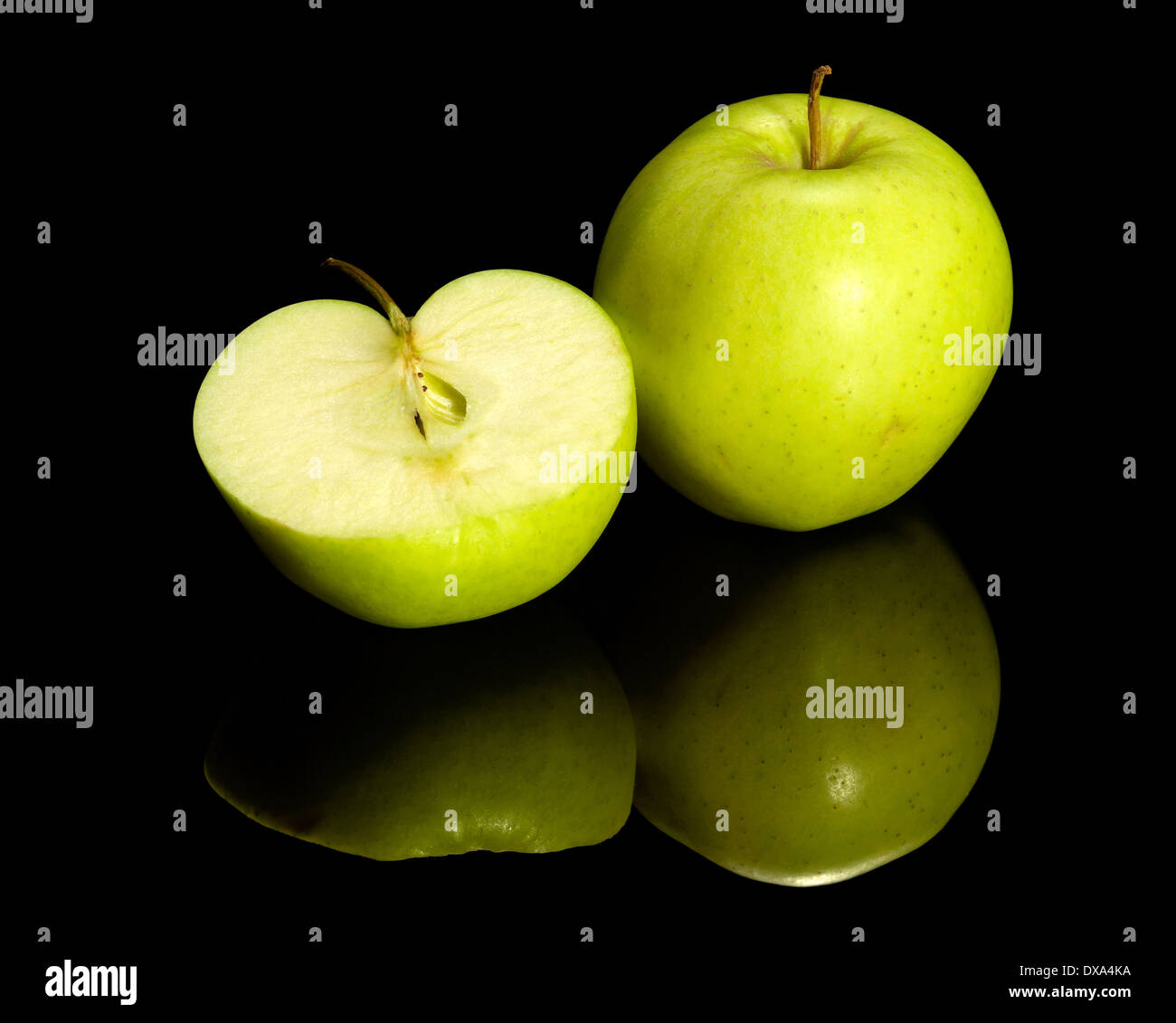 Halved green apple hi-res stock photography and images - Alamy