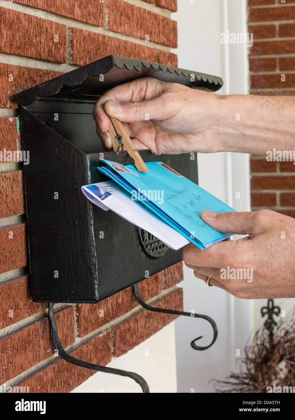 Man Letterbox Home Stock Photos & Man Letterbox Home Stock Images - Alamy
