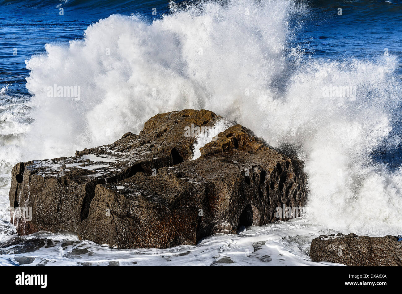 Splashing wave in the rock Stock Photo - Alamy