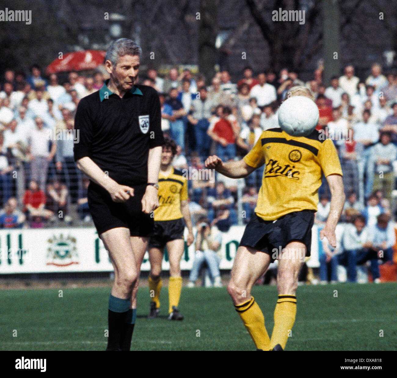 Football referee 1980s hi-res stock photography and images - Alamy