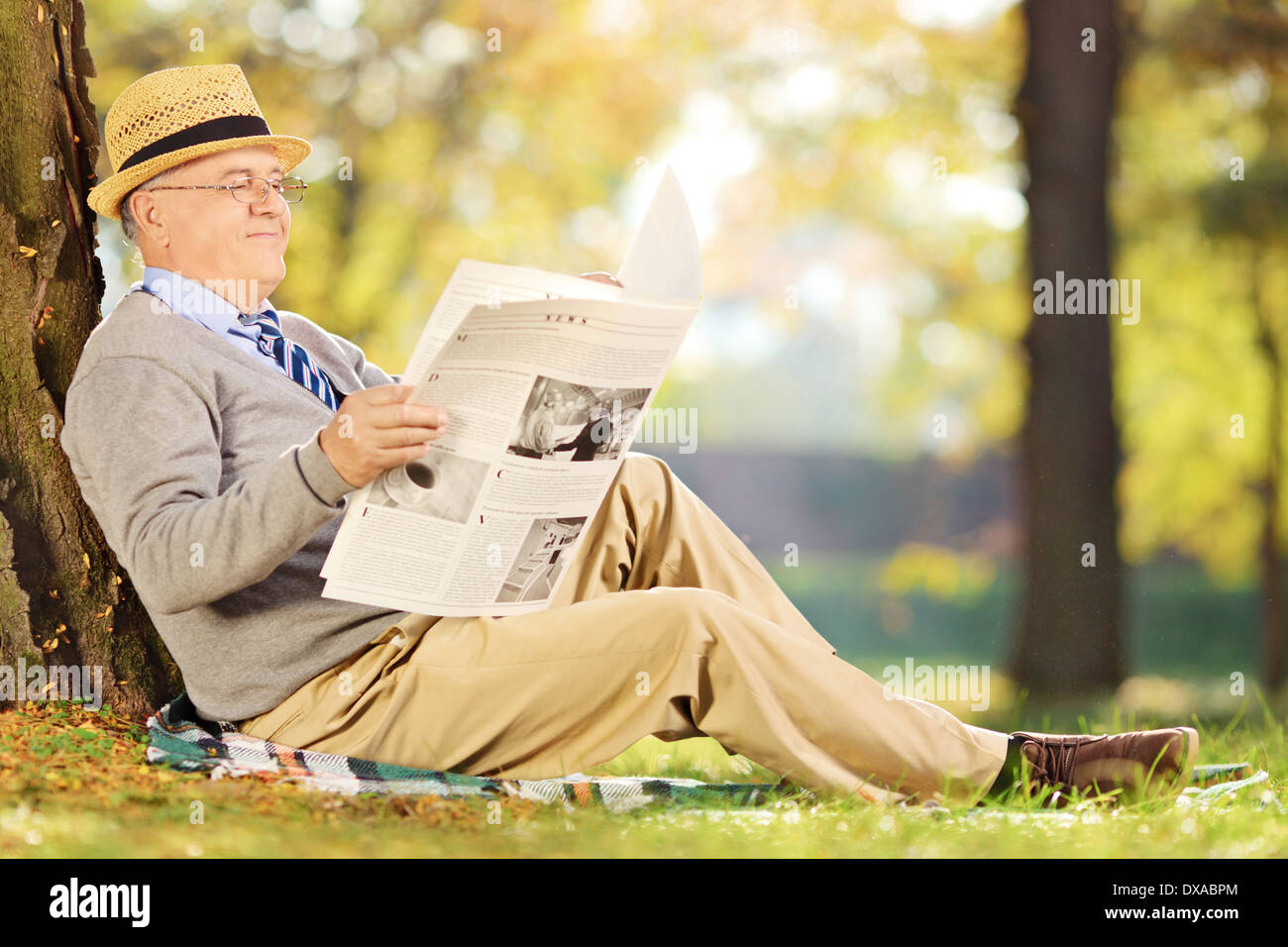 Seated reading gentleman hi-res stock photography and images - Alamy