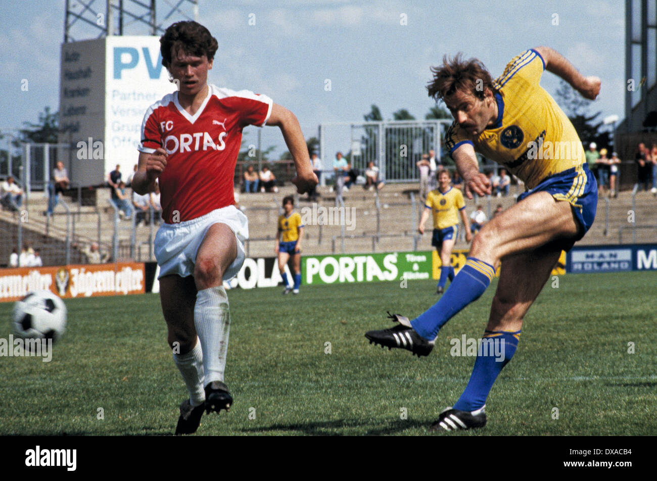 Spielszene, Peter Geyer (Eintracht) beim Torschuss, links Joachim ...
