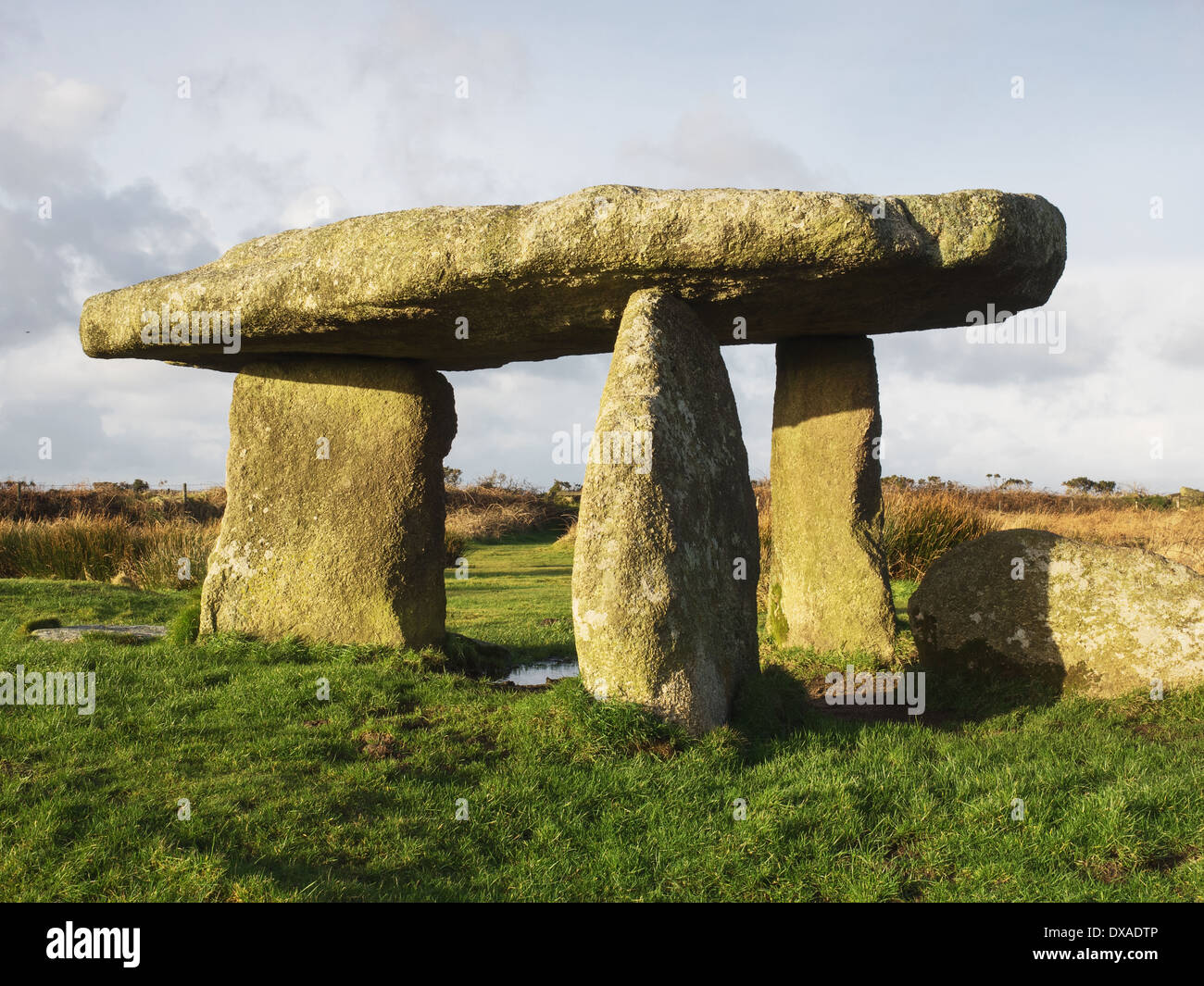 Lanyon Quoit in Cornwall - Map ref SW430337 Stock Photo - Alamy