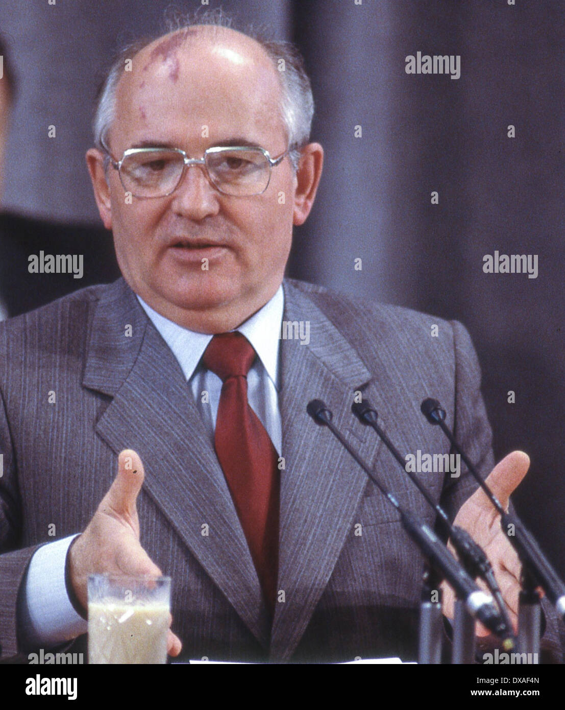 Reagan gorbachev 1988 hi-res stock photography and images - Alamy