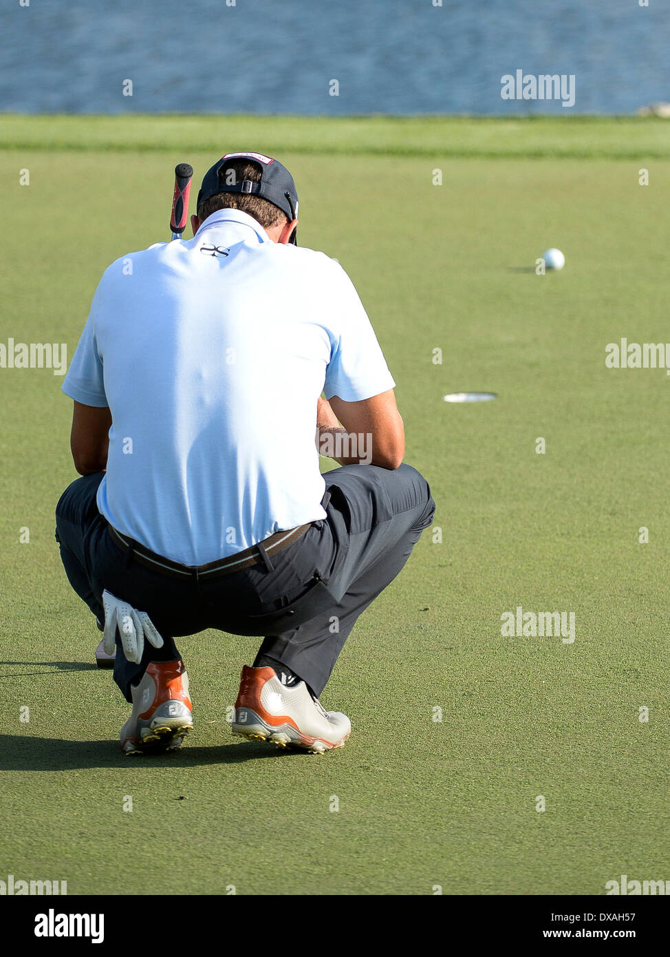 Orlando, Florida, USA. 21st March 2014. Adam Scott lines up his par ...