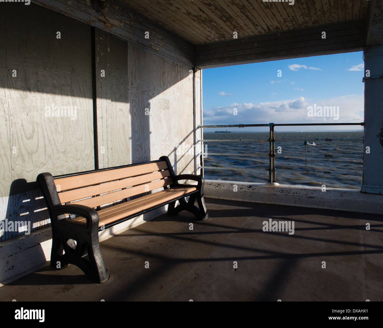 English seaside bench hi-res stock photography and images - Alamy