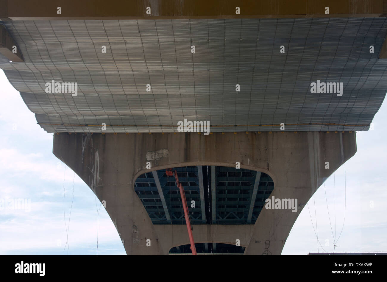 Scaffolding underneath bridge hi-res stock photography and images - Alamy