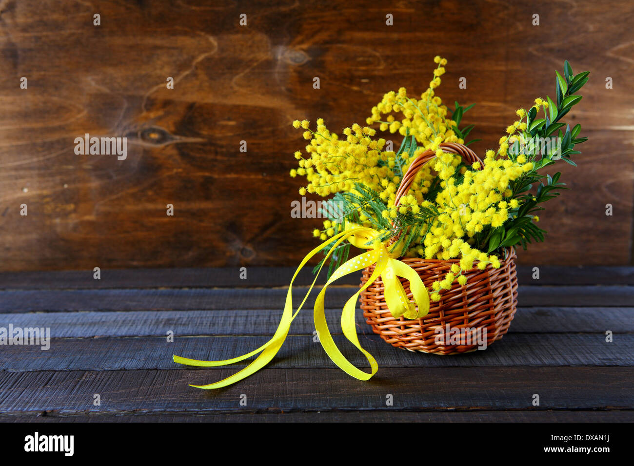 Bouquet yellow spring hi-res stock photography and images - Alamy