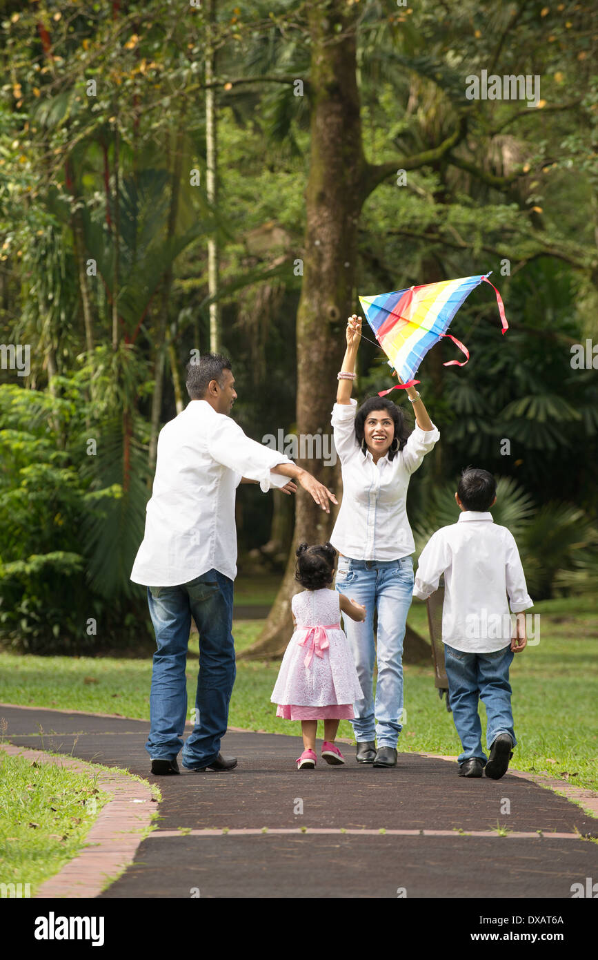 Family kite park hi-res stock photography and images - Alamy