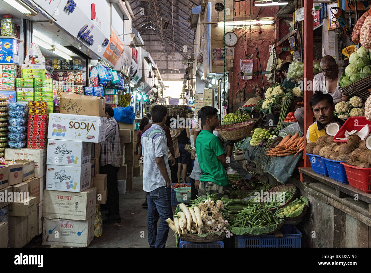 Stall traders and customers in Crawford Market in Mumbai, India Stock ...