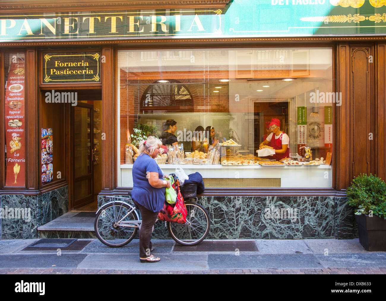 Inside bakery shop hi-res stock photography and images - Alamy