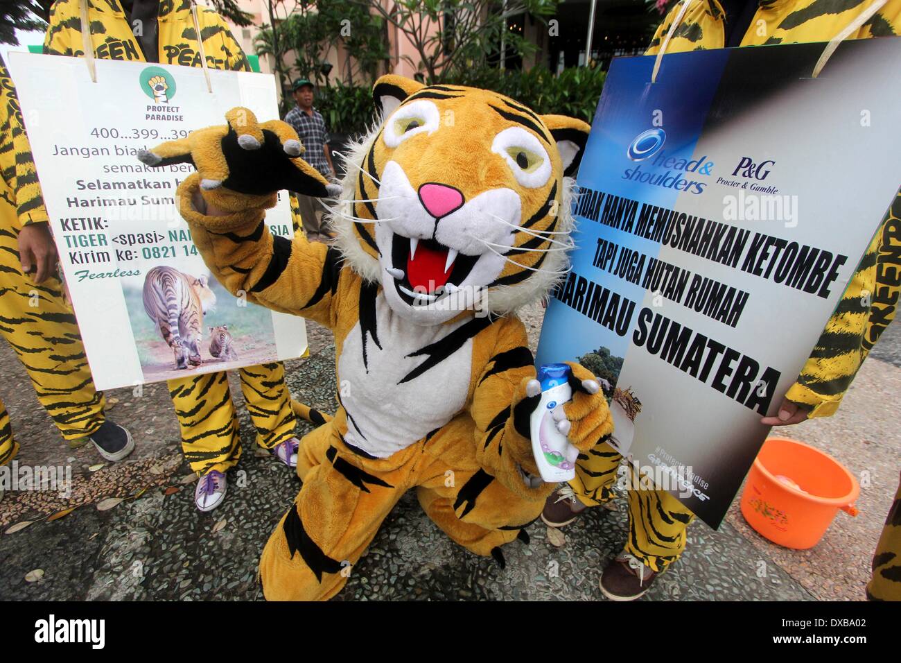 Central Java, Indonesia. 21st Mar, 2014. MARCH 21: Greenpeace activists ...