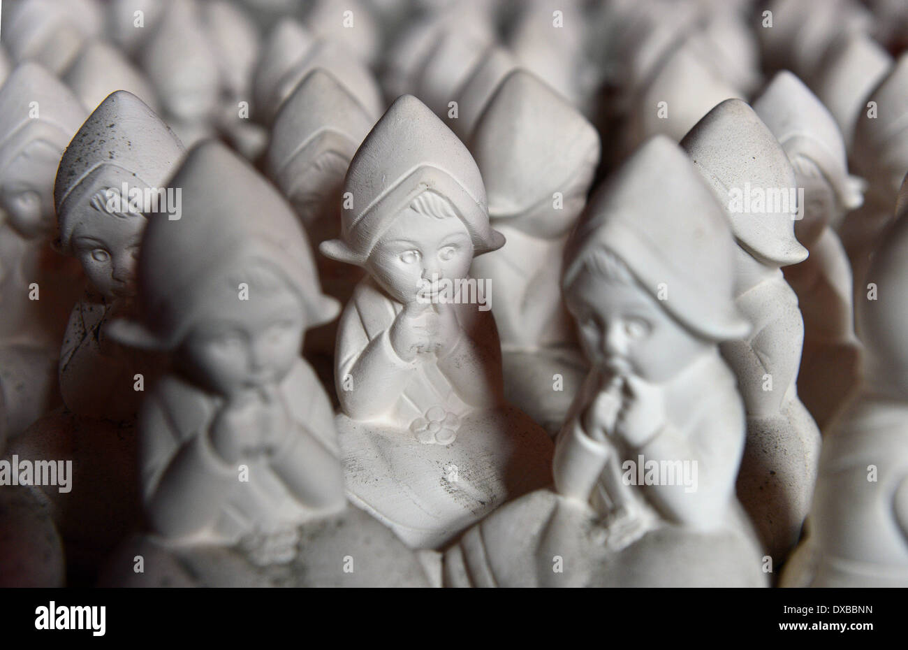 Kahla, Germany. 17th Mar, 2014. Porcelain figures 'Hollaender-Kinder ...