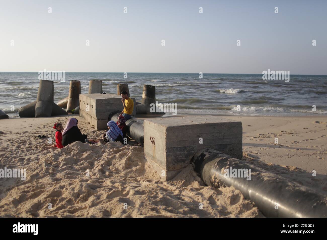 Sit on a pipe hi-res stock photography and images - Alamy