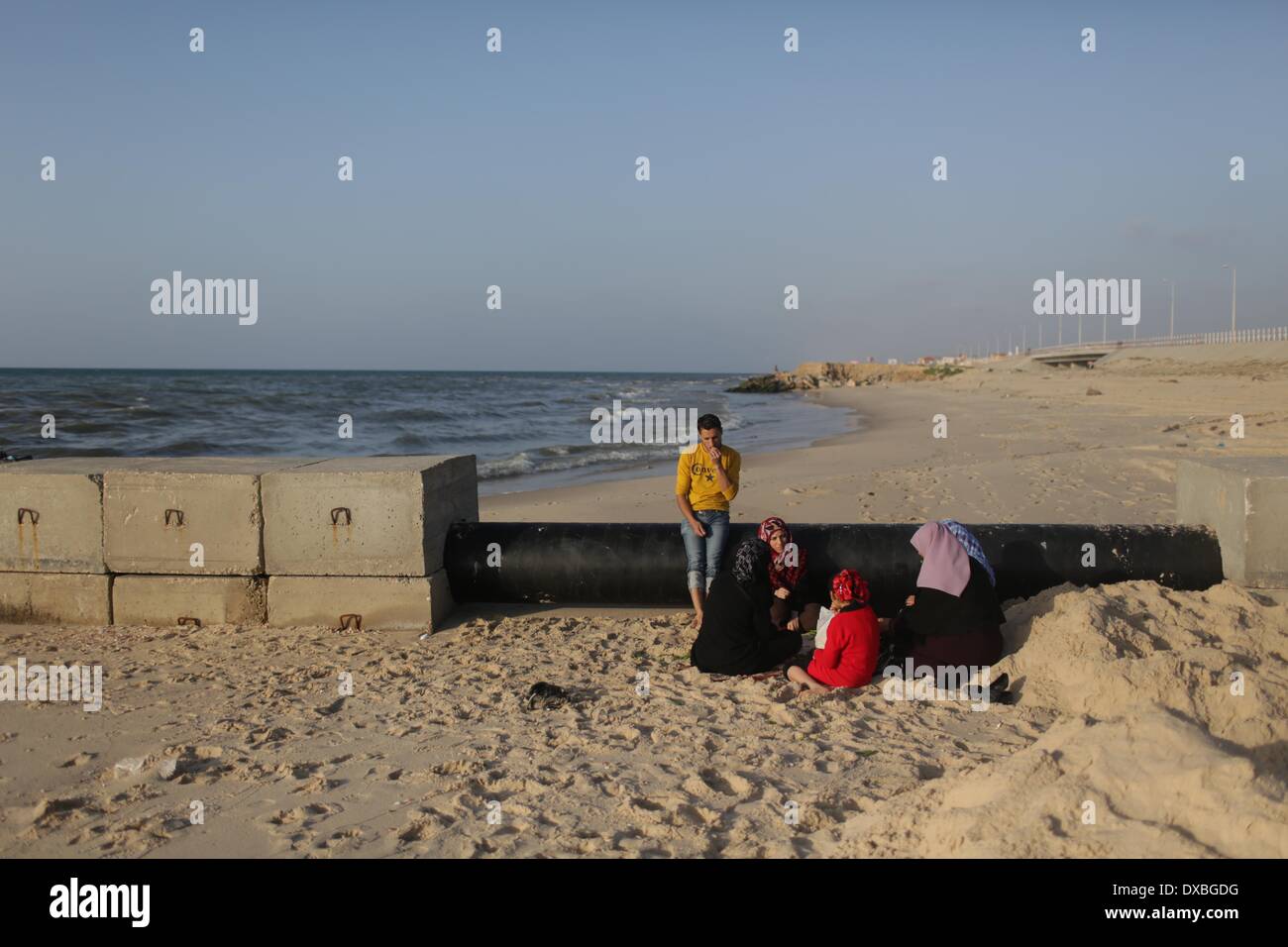Sit on a pipe hi-res stock photography and images - Alamy