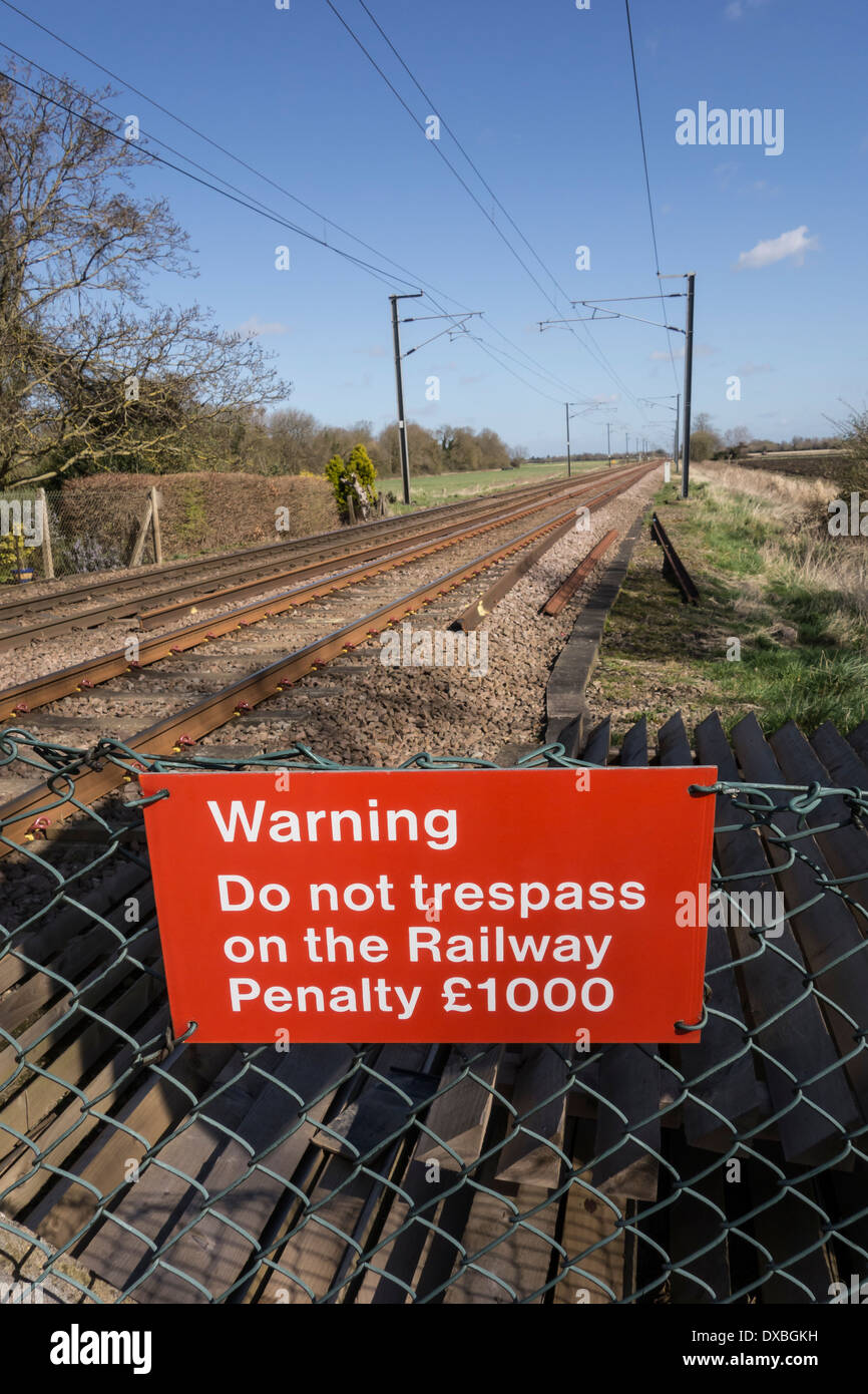 Trespass railway warning sign hi-res stock photography and images - Alamy