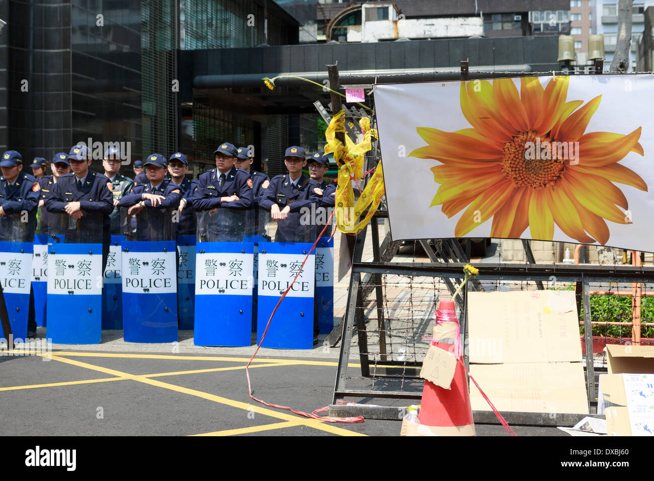 Taipei, Taiwan. 23rd Mar, 2014. Police guard the entrance to the ...
