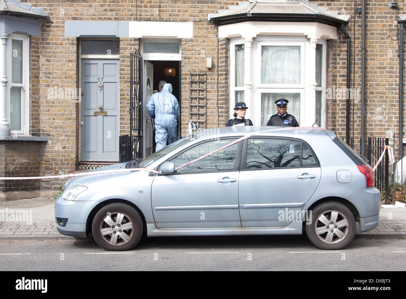 Police forensic officers enter hi-res stock photography and images - Alamy