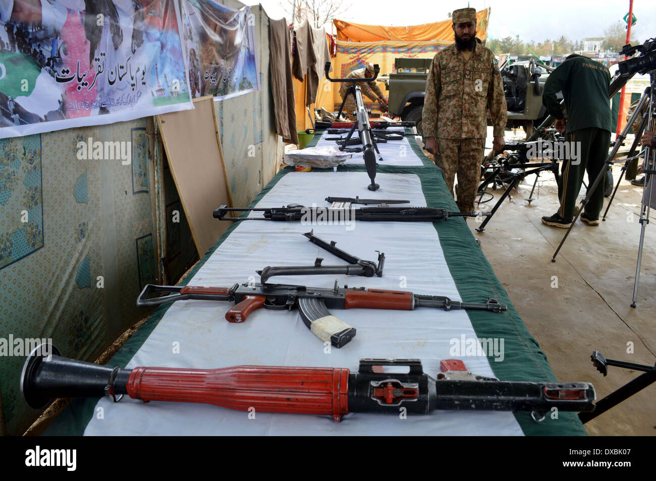 Soldier with weapons hi-res stock photography and images - Alamy