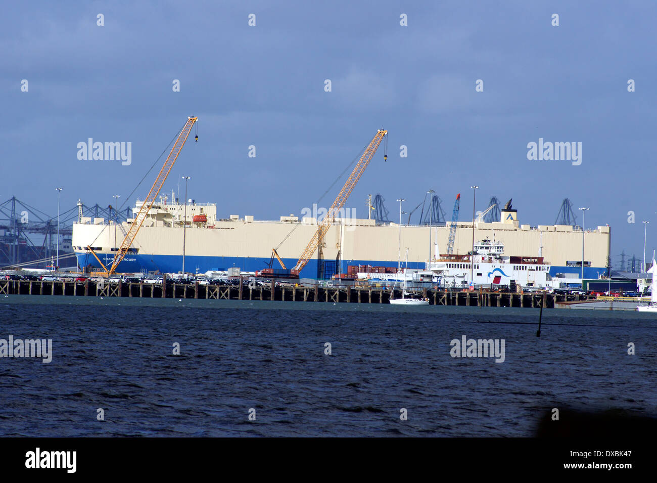 SOUTHAMPTON DOCKS LOADING / UNLOADING CARGO Stock Photo - Alamy
