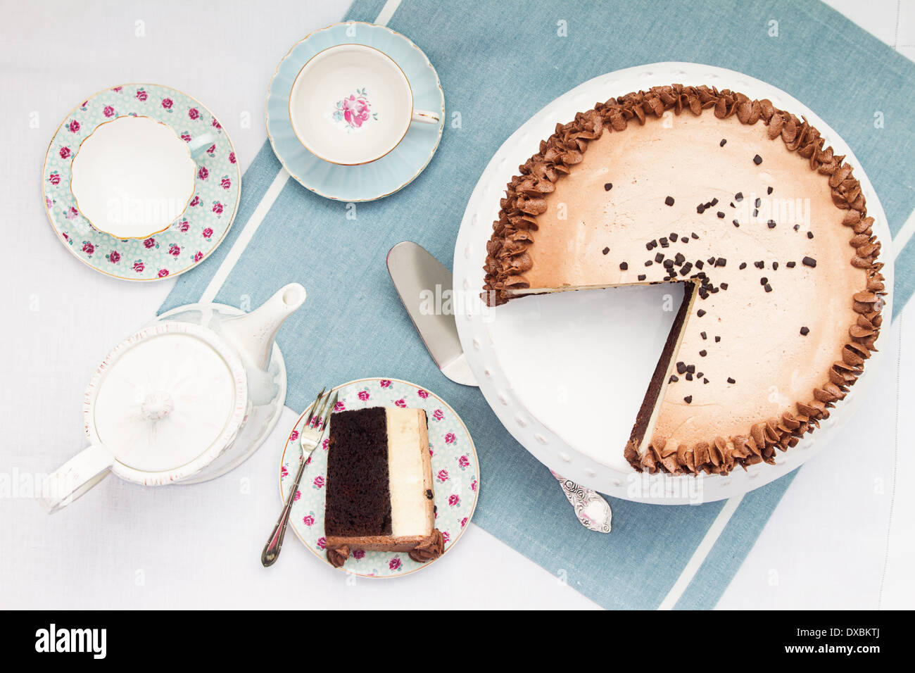 White cake overhead hi-res stock photography and images - Alamy